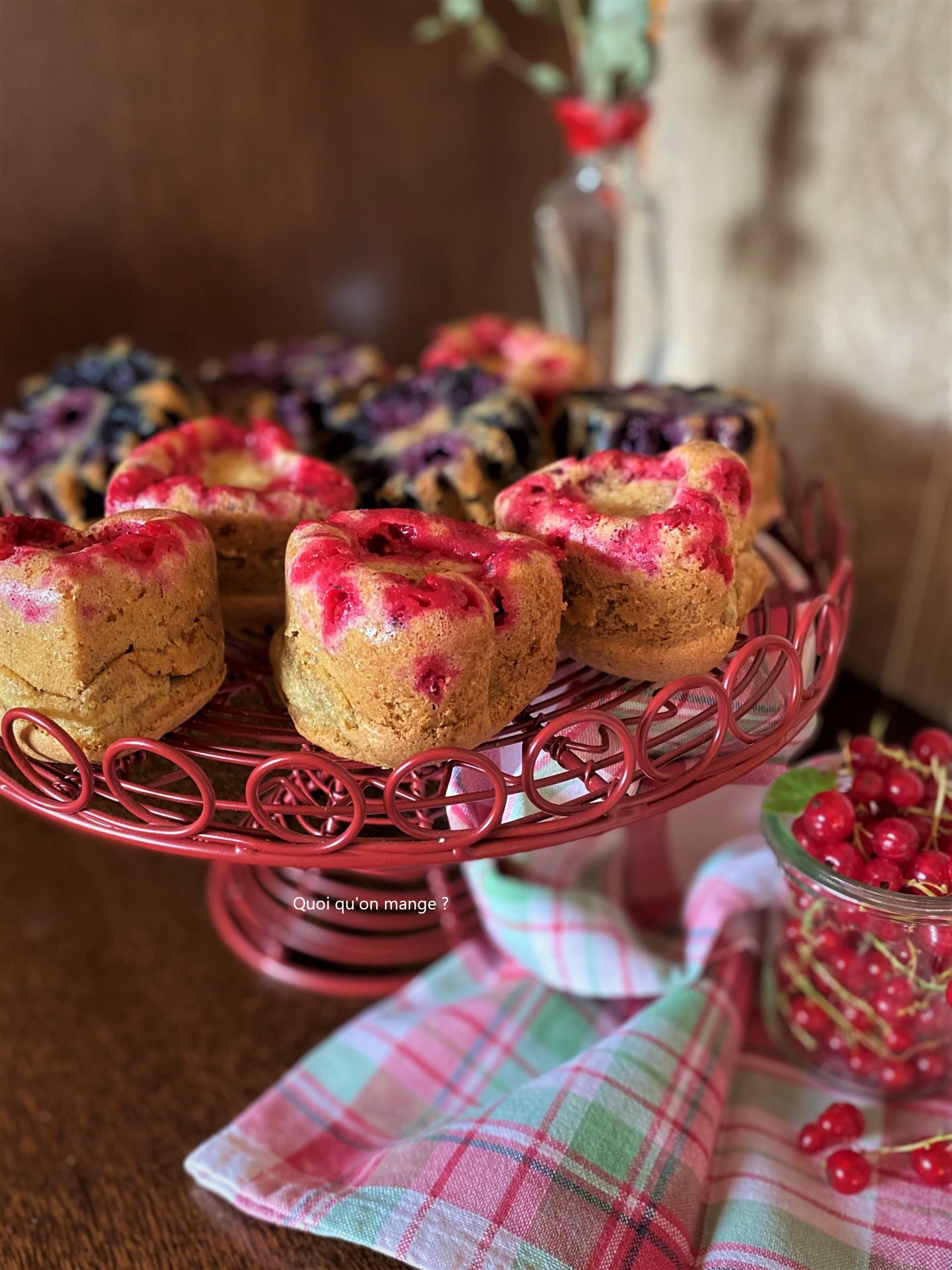 Mini gâteaux renversés aux groseilles rouges – Quoi Qu'on Mange